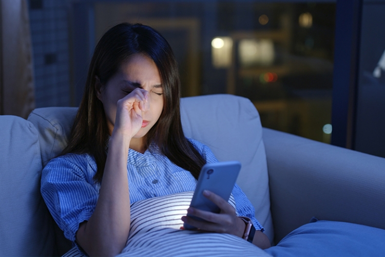 The damaging effect of digital devices on eyes | Lenstore.co.uk