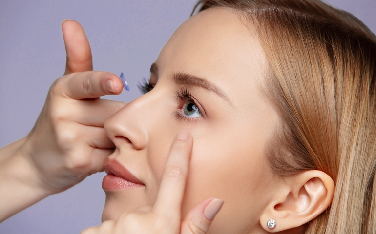 How to insert and remove contact lenses safely